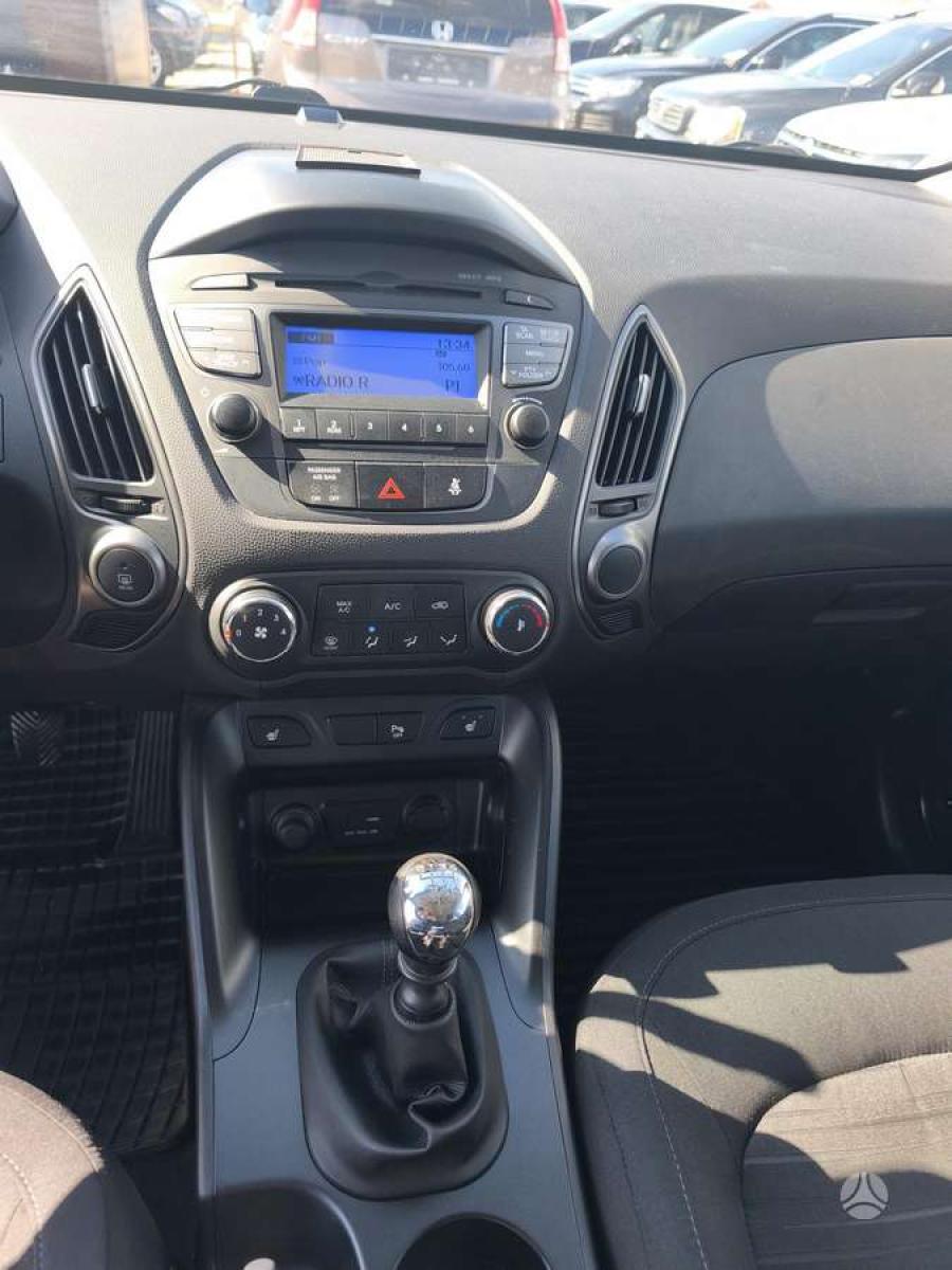 Black Hyundai ix35 2015 in Vilnius, with an engine capacity of 2.00 L and mileage of 293 thousand km for 7950 €, photo 21 on AUTOMOTO.COM.LV