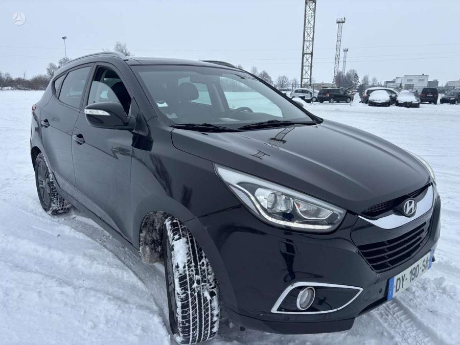 Black Hyundai ix35 2016 in Marijampole, with an engine capacity of 1.69 L and mileage of 274 thousand km for 6250 €, photo 3 on AUTOMOTO.COM.LV