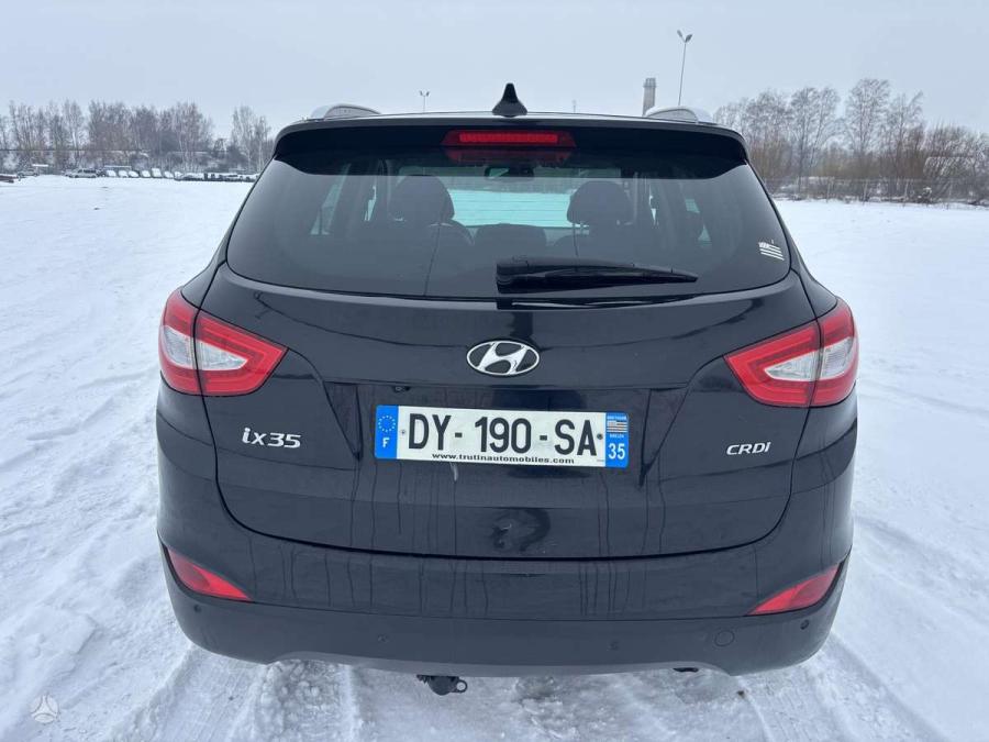 Black Hyundai ix35 2016 in Marijampole, with an engine capacity of 1.69 L and mileage of 274 thousand km for 6250 €, photo 5 on AUTOMOTO.COM.LV