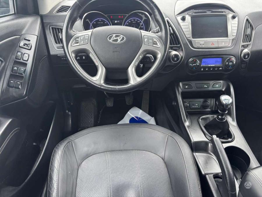Black Hyundai ix35 2016 in Marijampole, with an engine capacity of 1.69 L and mileage of 274 thousand km for 6250 €, photo 9 on AUTOMOTO.COM.LV