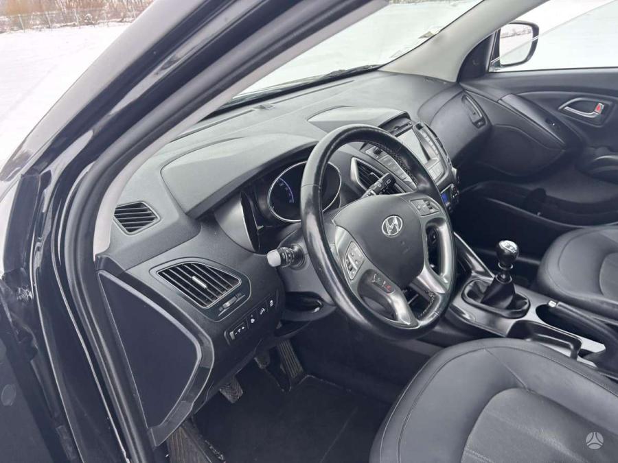 Black Hyundai ix35 2016 in Marijampole, with an engine capacity of 1.69 L and mileage of 274 thousand km for 6250 €, photo 12 on AUTOMOTO.COM.LV