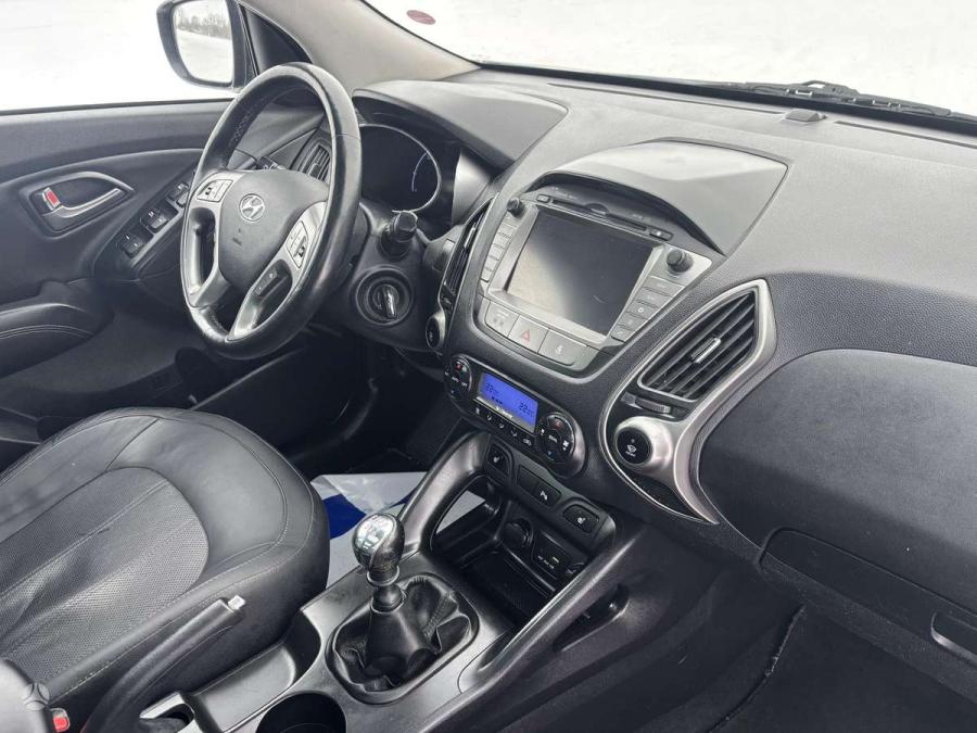 Black Hyundai ix35 2016 in Marijampole, with an engine capacity of 1.69 L and mileage of 274 thousand km for 6250 €, photo 18 on AUTOMOTO.COM.LV