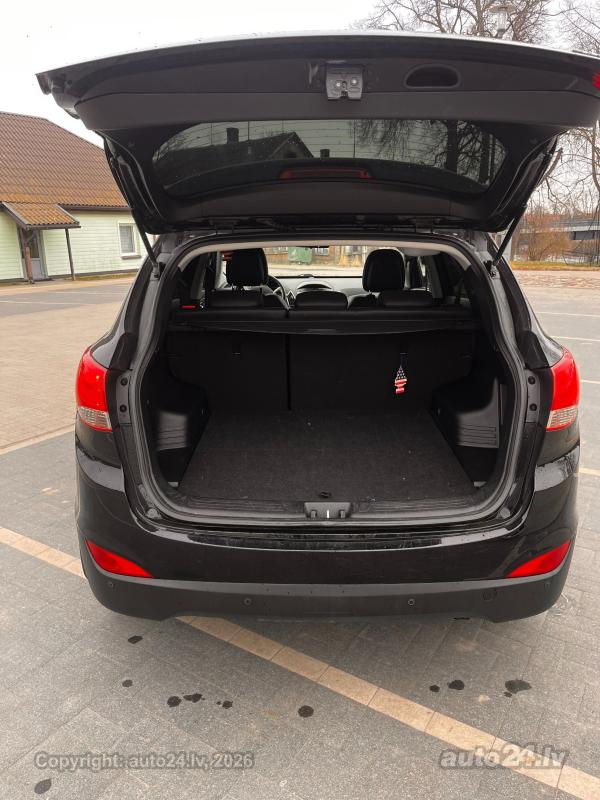 Black Hyundai ix35 2011 in Parnu, with an engine capacity of 2.00 L and mileage of 187 thousand km for 4500 €, photo 5 on AUTOMOTO.COM.LV