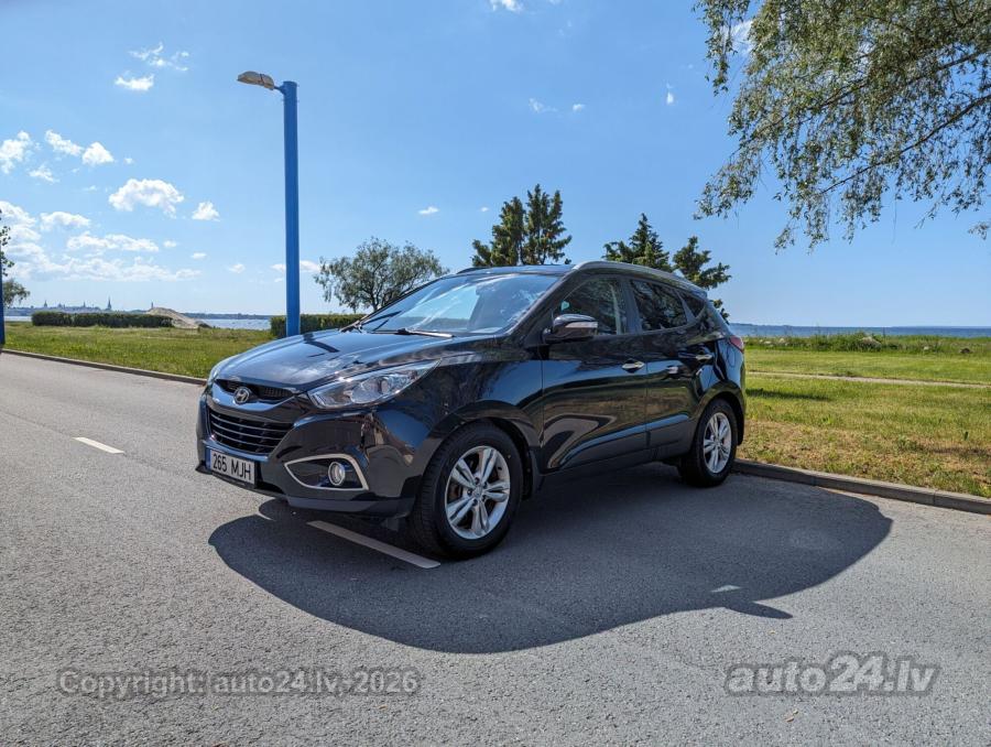 Black Hyundai ix35 2013 in Tallinn, with an engine capacity of 2.00 L and mileage of 66 thousand km for 5999 €, photo 4 on AUTOMOTO.COM.LV