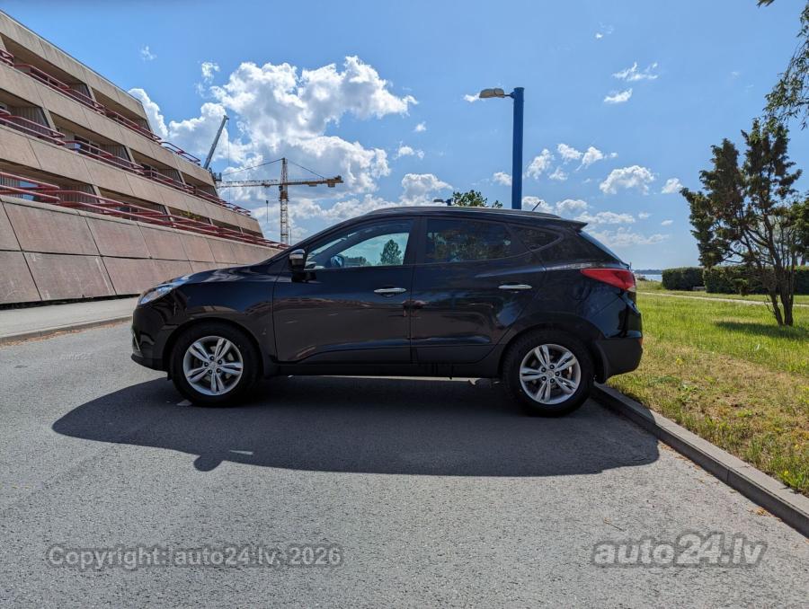 Black Hyundai ix35 2013 in Tallinn, with an engine capacity of 2.00 L and mileage of 66 thousand km for 5999 €, photo 5 on AUTOMOTO.COM.LV