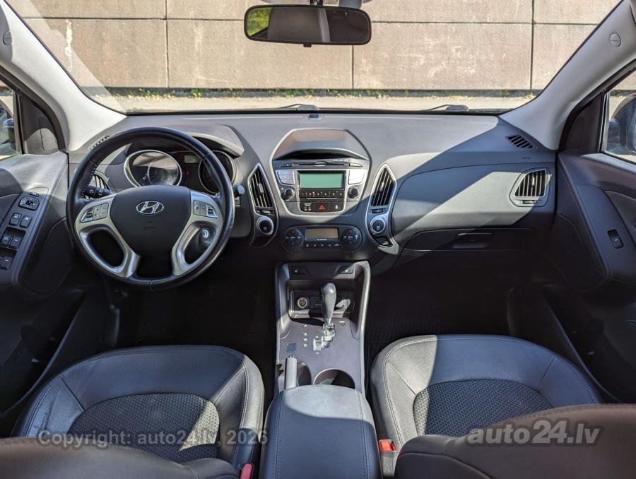Black Hyundai ix35 2013 in Tallinn, with an engine capacity of 2.00 L and mileage of 66 thousand km for 5999 €, photo 10 on AUTOMOTO.COM.LV