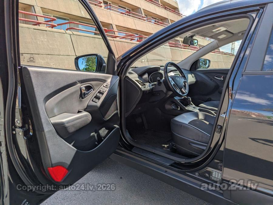 Black Hyundai ix35 2013 in Tallinn, with an engine capacity of 2.00 L and mileage of 66 thousand km for 5999 €, photo 13 on AUTOMOTO.COM.LV