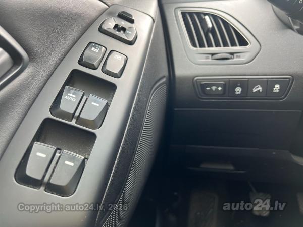 Black Hyundai ix35 2014 in Tallinn, with an engine capacity of 1.60 L and mileage of 77 thousand km for 8350 €, photo 8 on AUTOMOTO.COM.LV