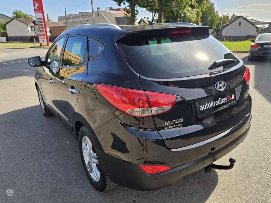 Black Hyundai ix35 2012 in Siauliai, with an engine capacity of 1.60 L and mileage of 197 thousand km for 5950 €, photo 5 on AUTOMOTO.COM.LV