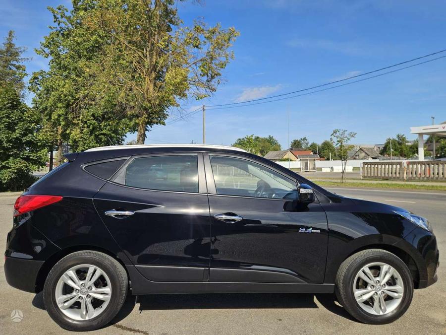 Black Hyundai ix35 2012 in Siauliai, with an engine capacity of 1.60 L and mileage of 197 thousand km for 5950 €, photo 10 on AUTOMOTO.COM.LV