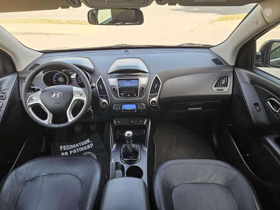 Black Hyundai ix35 2012 in Siauliai, with an engine capacity of 1.60 L and mileage of 197 thousand km for 5950 €, photo 12 on AUTOMOTO.COM.LV