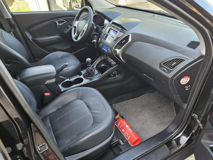 Black Hyundai ix35 2012 in Siauliai, with an engine capacity of 1.60 L and mileage of 197 thousand km for 5950 €, photo 19 on AUTOMOTO.COM.LV