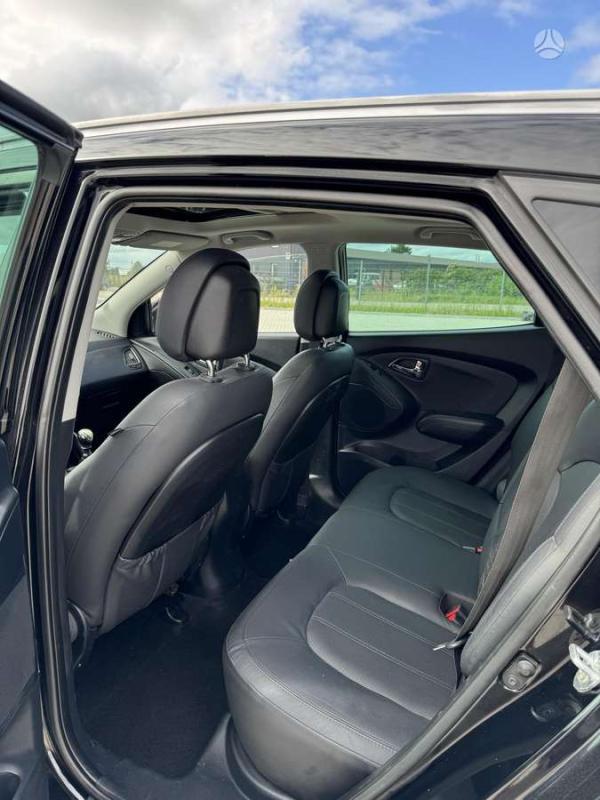 Black Hyundai ix35 2013 in Taurage, with an engine capacity of 1.70 L and mileage of 248 thousand km for 5300 €, photo 8 on AUTOMOTO.COM.LV
