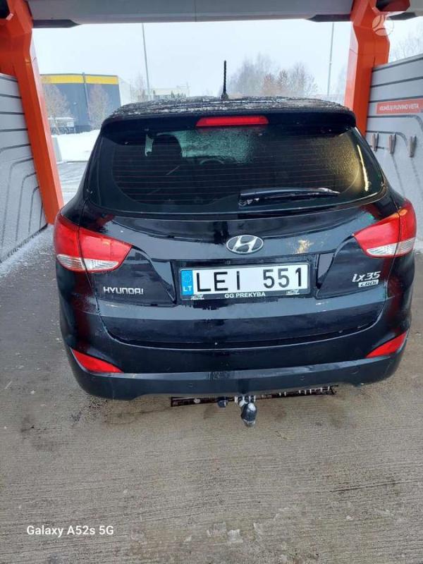 Black Hyundai ix35 2014 in Elektrenai, with an engine capacity of 1.70 L and mileage of 268 thousand km for 7300 €, photo 2 on AUTOMOTO.COM.LV