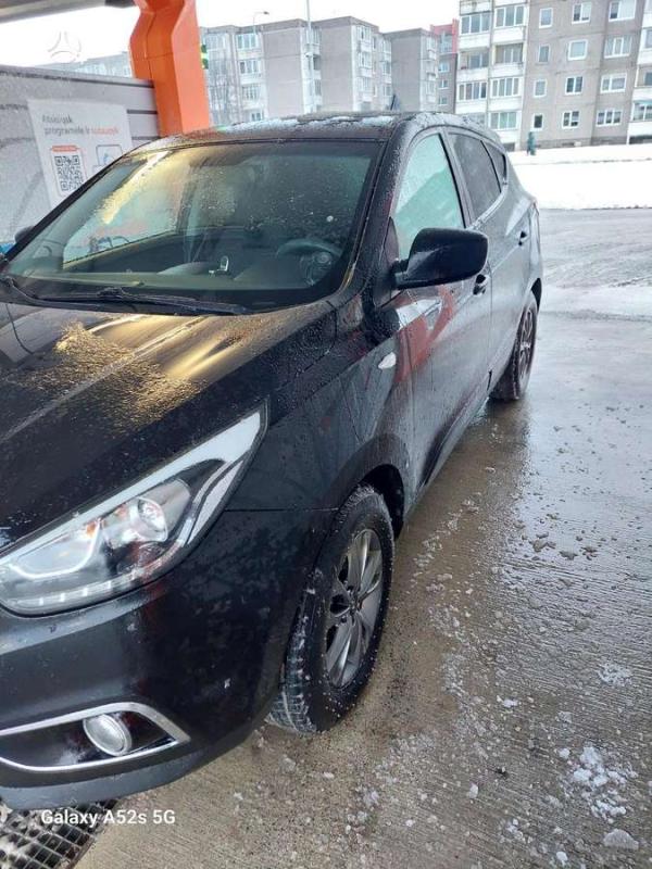 Black Hyundai ix35 2014 in Elektrenai, with an engine capacity of 1.70 L and mileage of 268 thousand km for 7300 €, photo 3 on AUTOMOTO.COM.LV