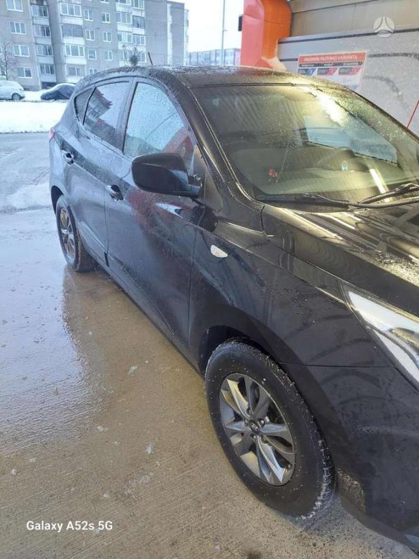 Black Hyundai ix35 2014 in Elektrenai, with an engine capacity of 1.70 L and mileage of 268 thousand km for 7300 €, photo 4 on AUTOMOTO.COM.LV
