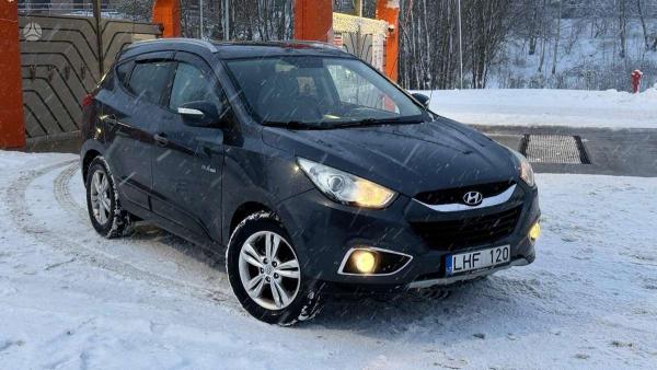 Blue Hyundai ix35 2011 in Vilnius, with an engine capacity of 1.69 L and mileage of 298 thousand km for 4400 €, photo 1 on AUTOMOTO.COM.LV