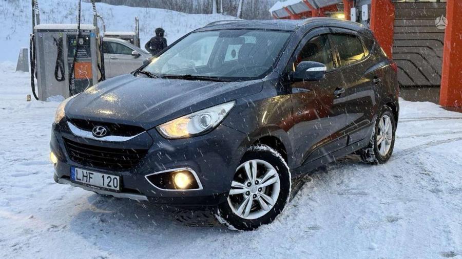 Blue Hyundai ix35 2011 in Vilnius, with an engine capacity of 1.69 L and mileage of 298 thousand km for 4400 €, photo 2 on AUTOMOTO.COM.LV