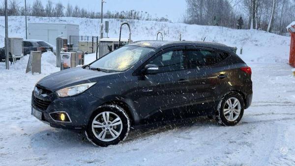 Blue Hyundai ix35 2011 in Vilnius, with an engine capacity of 1.69 L and mileage of 298 thousand km for 4400 €, photo 3 on AUTOMOTO.COM.LV