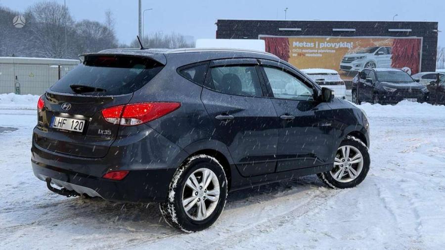 Blue Hyundai ix35 2011 in Vilnius, with an engine capacity of 1.69 L and mileage of 298 thousand km for 4400 €, photo 4 on AUTOMOTO.COM.LV