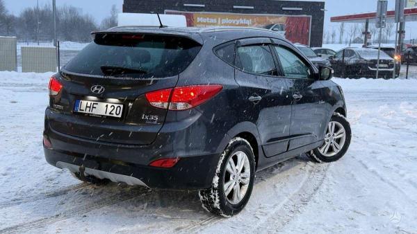 Blue Hyundai ix35 2011 in Vilnius, with an engine capacity of 1.69 L and mileage of 298 thousand km for 4400 €, photo 5 on AUTOMOTO.COM.LV