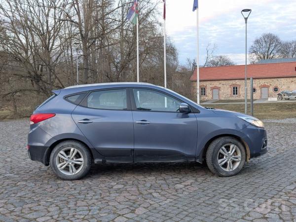 Blue Hyundai ix35 2013 in Riga, with an engine capacity of 2.00 L and mileage of 278 thousand km for 3600 €, photo 3 on AUTOMOTO.COM.LV