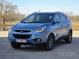 Blue Hyundai ix35 2015 in Liepaja, with an engine capacity of 2.00 L and mileage of 306 thousand km for 7450 €, photo 3 on AUTOMOTO.COM.LV