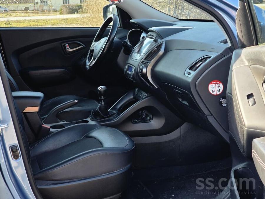 Blue Hyundai ix35 2015 in Liepaja, with an engine capacity of 2.00 L and mileage of 306 thousand km for 7450 €, photo 10 on AUTOMOTO.COM.LV