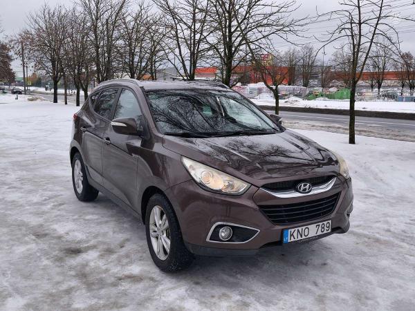 Brown Hyundai ix35 2010 in Kaunas, with an engine capacity of 2.00 L and mileage of 296 thousand km for 4900 €, photo 3 on AUTOMOTO.COM.LV