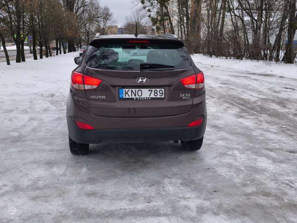 Brown Hyundai ix35 2010 in Kaunas, with an engine capacity of 2.00 L and mileage of 296 thousand km for 4900 €, photo 4 on AUTOMOTO.COM.LV