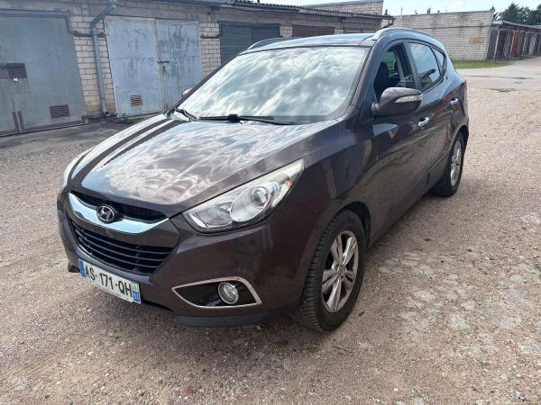 Brown Hyundai ix35 2010 in Kaunas, with an engine capacity of 2.00 L and mileage of 275 thousand km for 6900 €, photo 1 on AUTOMOTO.COM.LV