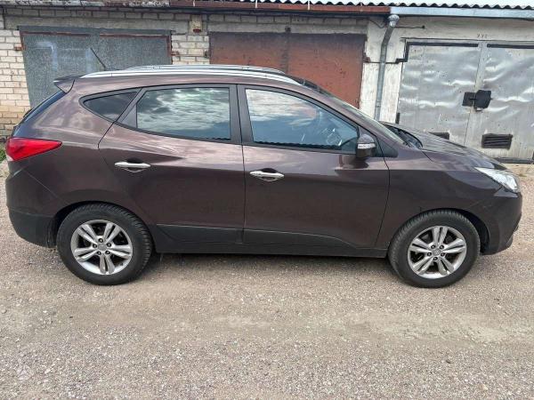 Brown Hyundai ix35 2010 in Kaunas, with an engine capacity of 2.00 L and mileage of 275 thousand km for 6900 €, photo 4 on AUTOMOTO.COM.LV