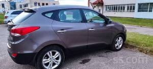 Brown Hyundai ix35 2011 in Liepaja, with an engine capacity of 2.00 L and mileage of 298 thousand km for 4500 €, photo 3 on AUTOMOTO.COM.LV