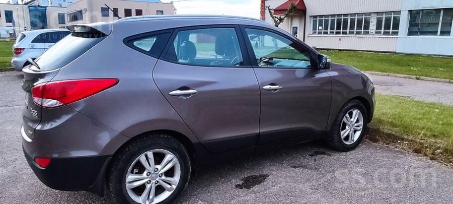 Brown Hyundai ix35 2011 in Liepaja, with an engine capacity of 2.00 L and mileage of 298 thousand km for 4500 €, photo 3 on AUTOMOTO.COM.LV