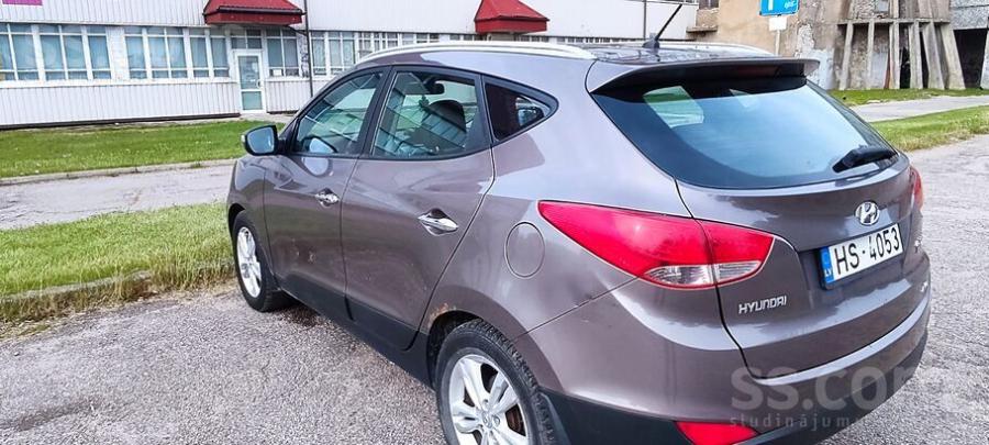 Brown Hyundai ix35 2011 in Liepaja, with an engine capacity of 2.00 L and mileage of 298 thousand km for 4500 €, photo 5 on AUTOMOTO.COM.LV