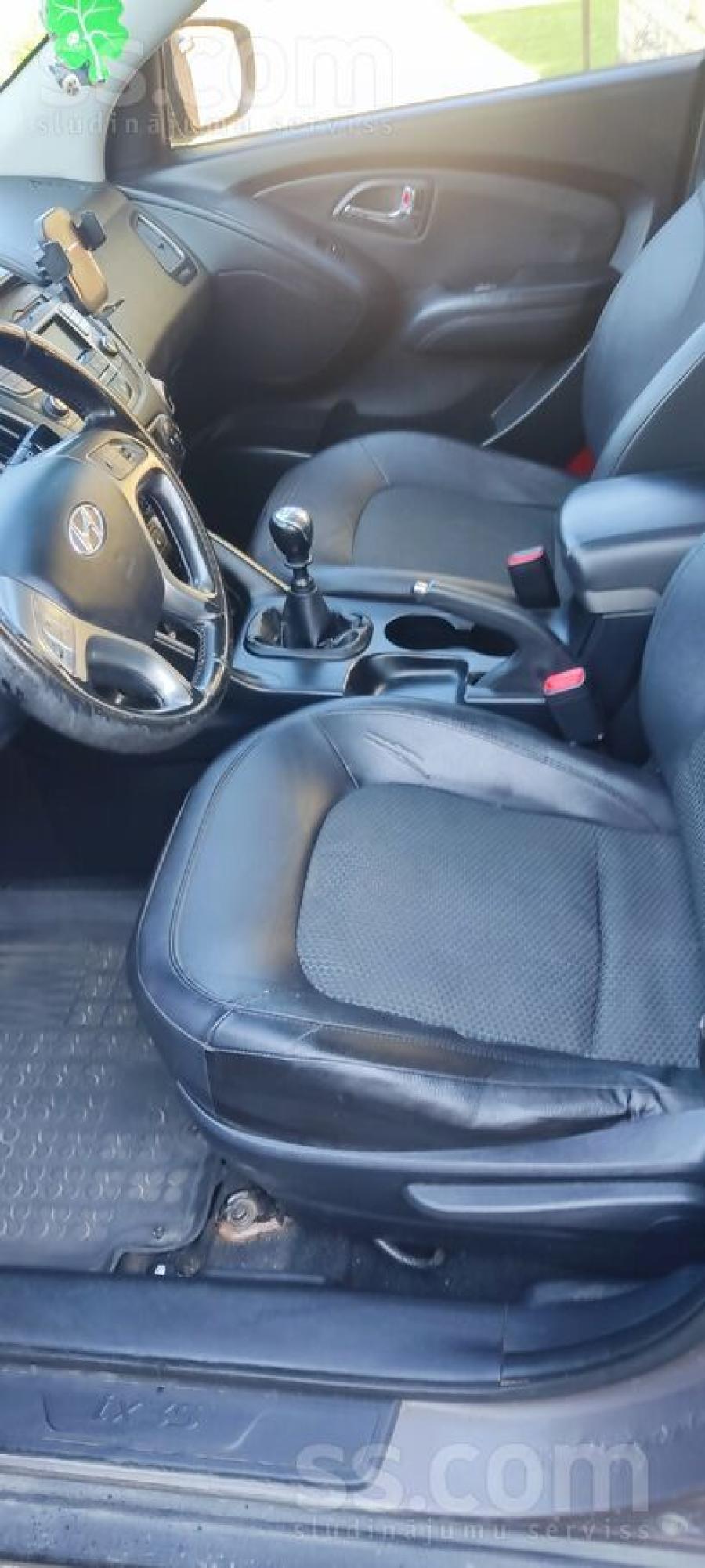 Brown Hyundai ix35 2011 in Liepaja, with an engine capacity of 2.00 L and mileage of 298 thousand km for 4500 €, photo 6 on AUTOMOTO.COM.LV