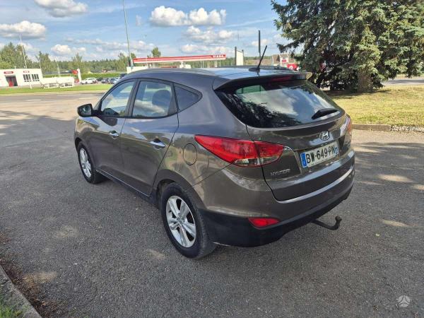 Brown Hyundai ix35 2011 in Taurage, with an engine capacity of 2.00 L and mileage of 221 thousand km for 5200 €, photo 6 on AUTOMOTO.COM.LV