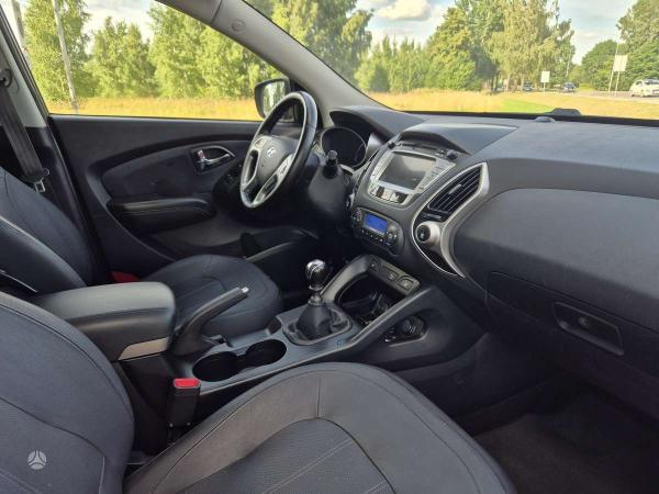 Brown Hyundai ix35 2011 in Taurage, with an engine capacity of 2.00 L and mileage of 221 thousand km for 5200 €, photo 7 on AUTOMOTO.COM.LV