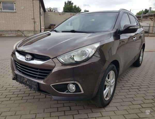 Brown Hyundai ix35 2011 in Siauliai, with an engine capacity of 1.69 L and mileage of 300 thousand km for 4700 €, photo 1 on AUTOMOTO.COM.LV