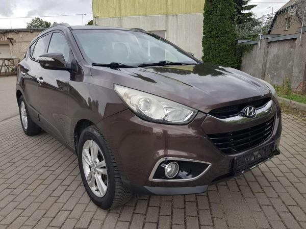 Brown Hyundai ix35 2011 in Siauliai, with an engine capacity of 1.69 L and mileage of 300 thousand km for 4700 €, photo 2 on AUTOMOTO.COM.LV