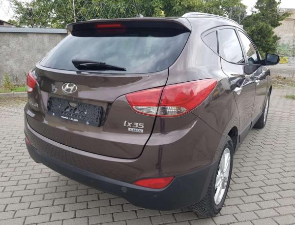 Brown Hyundai ix35 2011 in Siauliai, with an engine capacity of 1.69 L and mileage of 300 thousand km for 4700 €, photo 3 on AUTOMOTO.COM.LV