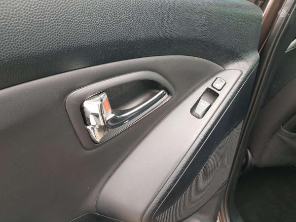 Brown Hyundai ix35 2011 in Siauliai, with an engine capacity of 1.69 L and mileage of 300 thousand km for 4700 €, photo 10 on AUTOMOTO.COM.LV