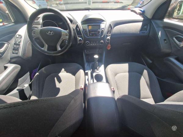 Brown Hyundai ix35 2011 in Palanga, with an engine capacity of 2.00 L and mileage of 205 thousand km for 5350 €, photo 4 on AUTOMOTO.COM.LV