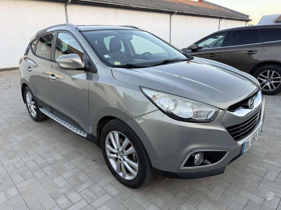 Brown Hyundai ix35 2011 in Taurage, with an engine capacity of 2.00 L and mileage of 248 thousand km for 5200 €, photo 4 on AUTOMOTO.COM.LV