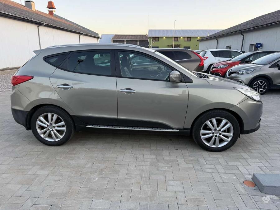 Brown Hyundai ix35 2011 in Taurage, with an engine capacity of 2.00 L and mileage of 248 thousand km for 5200 €, photo 5 on AUTOMOTO.COM.LV