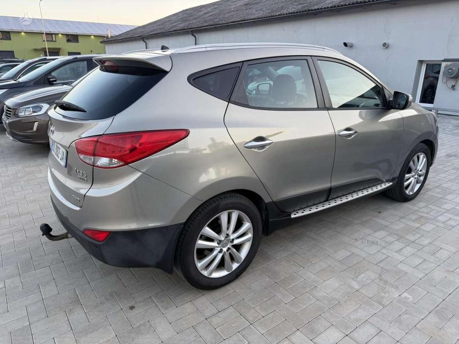 Brown Hyundai ix35 2011 in Taurage, with an engine capacity of 2.00 L and mileage of 248 thousand km for 5200 €, photo 6 on AUTOMOTO.COM.LV