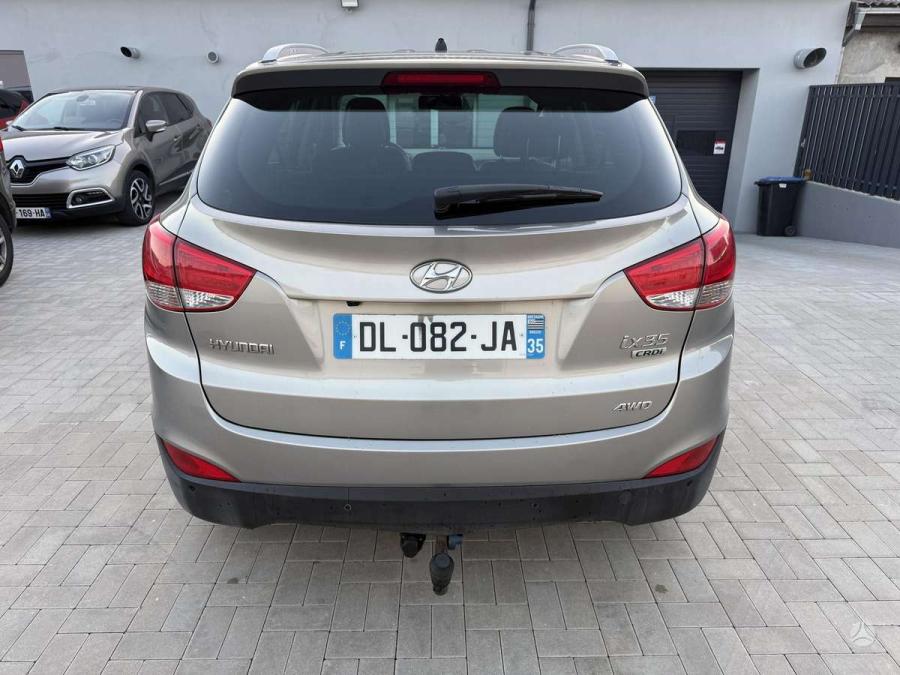 Brown Hyundai ix35 2011 in Taurage, with an engine capacity of 2.00 L and mileage of 248 thousand km for 5200 €, photo 7 on AUTOMOTO.COM.LV