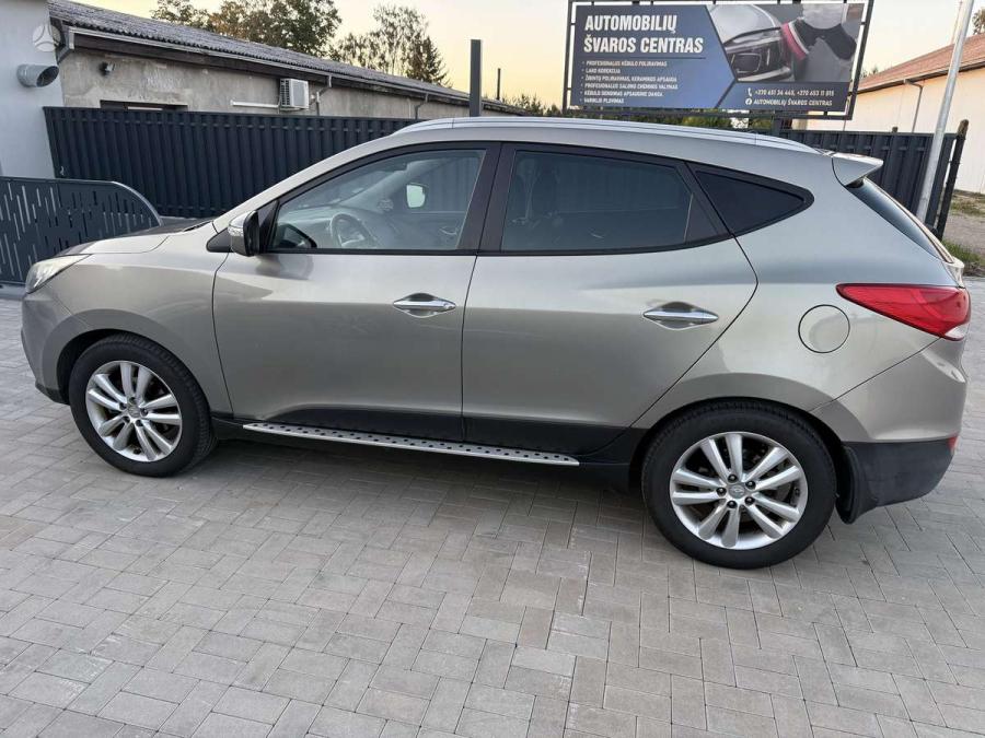 Brown Hyundai ix35 2011 in Taurage, with an engine capacity of 2.00 L and mileage of 248 thousand km for 5200 €, photo 9 on AUTOMOTO.COM.LV