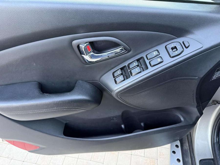 Brown Hyundai ix35 2011 in Taurage, with an engine capacity of 2.00 L and mileage of 248 thousand km for 5200 €, photo 10 on AUTOMOTO.COM.LV