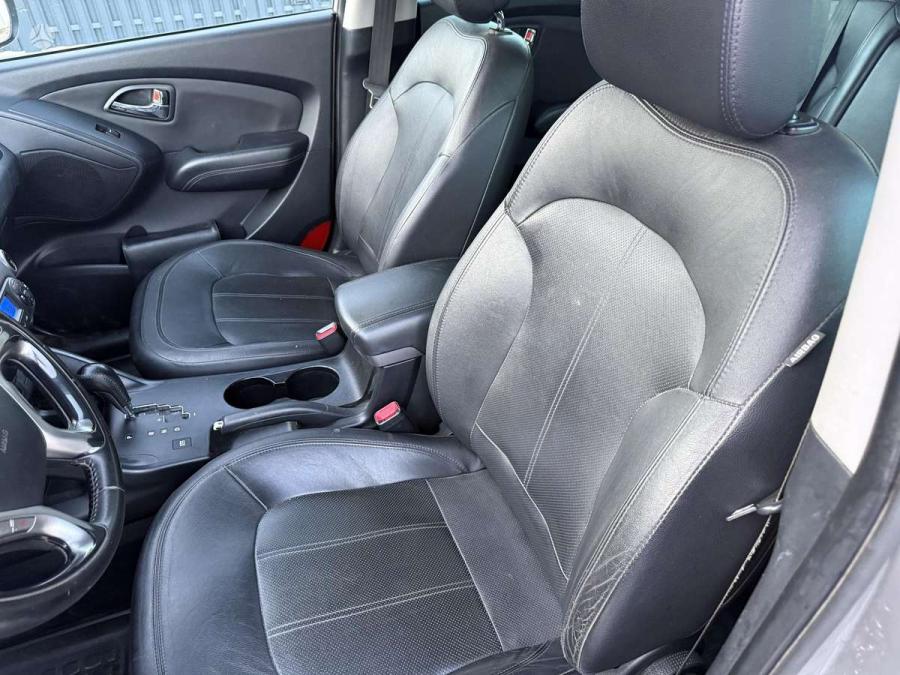 Brown Hyundai ix35 2011 in Taurage, with an engine capacity of 2.00 L and mileage of 248 thousand km for 5200 €, photo 12 on AUTOMOTO.COM.LV